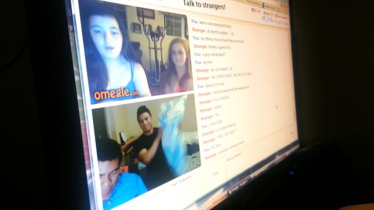 8102013 Webcam W 2 Girls Pillow Fight Youtube