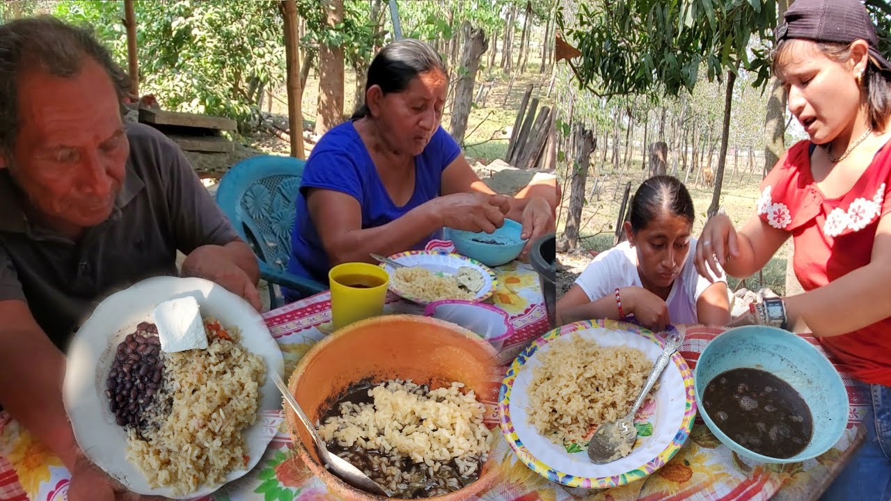 Asi almorzamo con frijoles con arroz y🧀mi papa apenas comio porque no ...