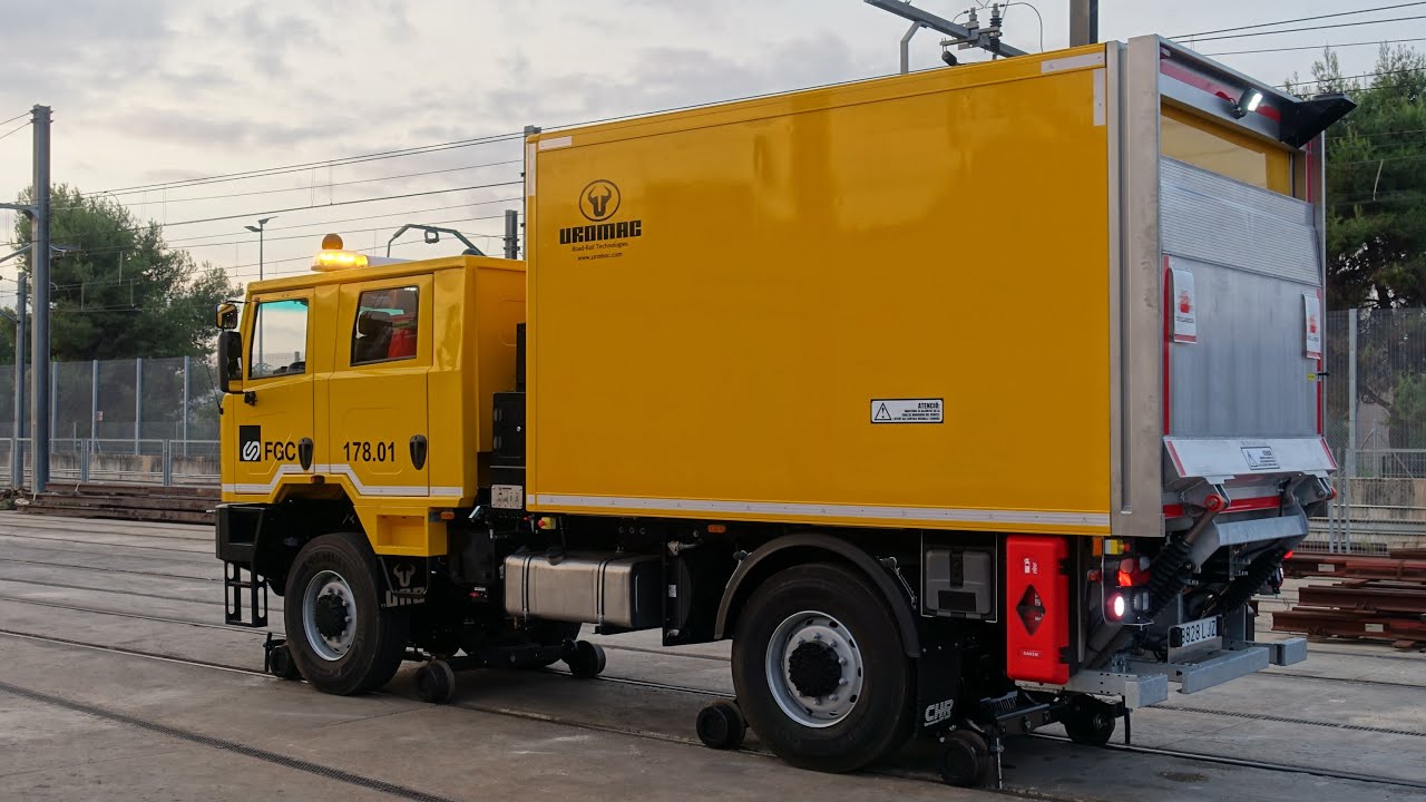 TWO GAUGE ROAD-RAIL RESCUE VEHICLE - YouTube