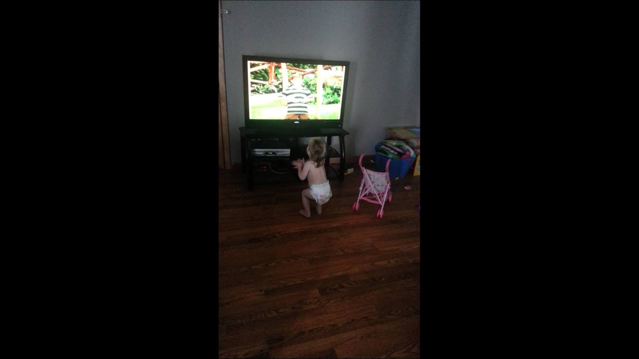 My one year old dancing to barney. Way too cute - YouTube