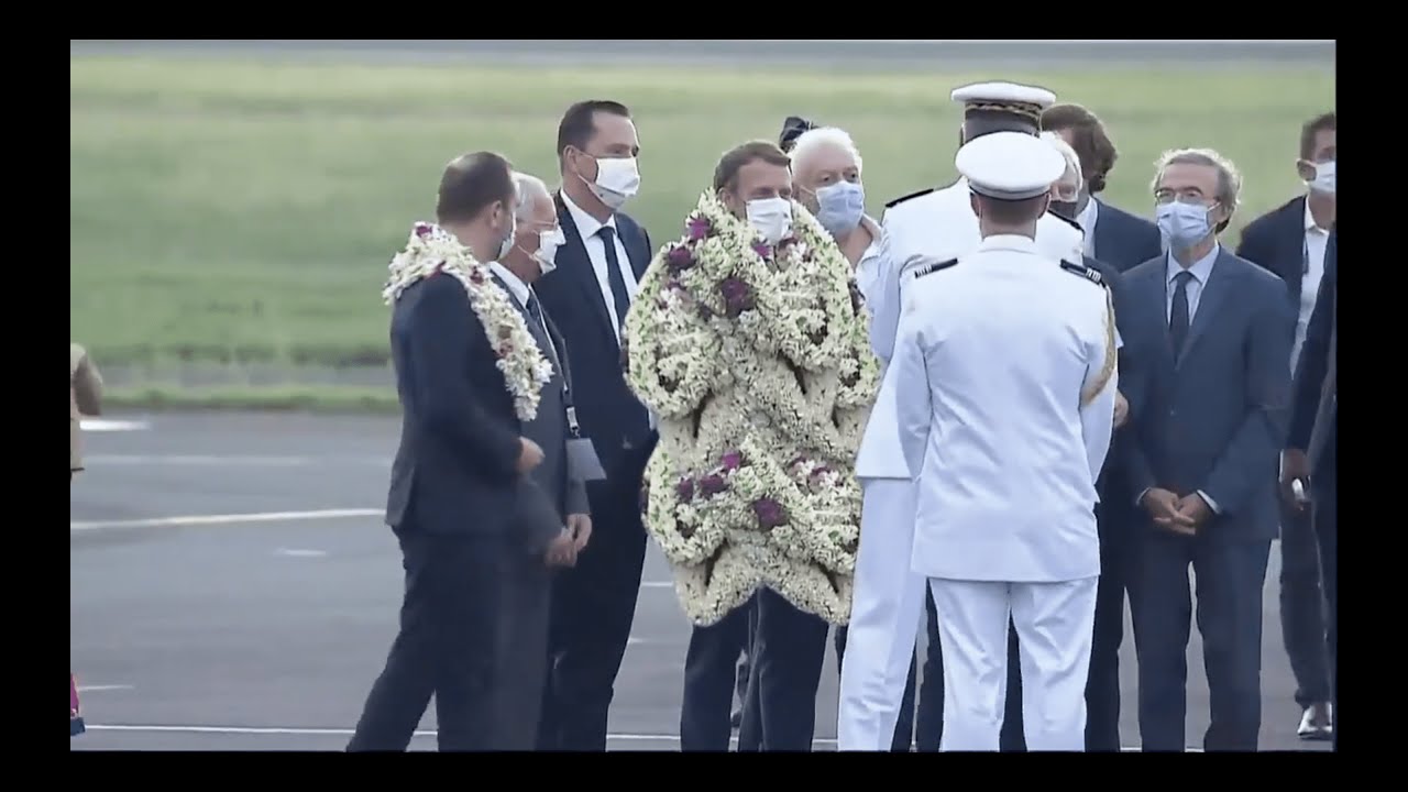 EMMANUEL MACRON REMPLI DE COLLIERS DE FLEURS LORS DE SON DÉPLACEMENT EN ...