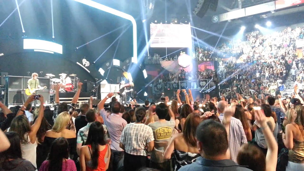 Green Day Storms Off Stage @ iHeartRadio 2012 - YouTube