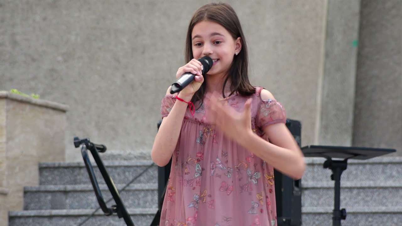 Oprescu Ilinca Maria - Îmi place să mă plimb pe stradă - YouTube