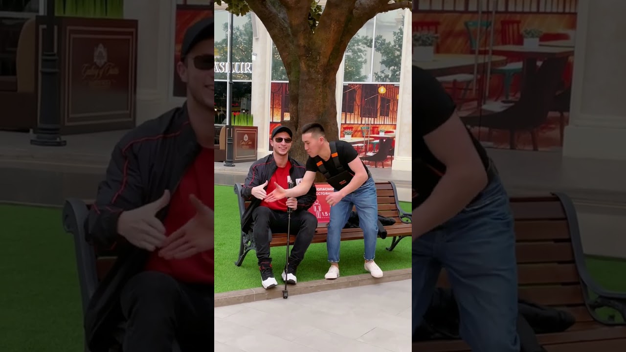 Would strangers help a blind man? - YouTube