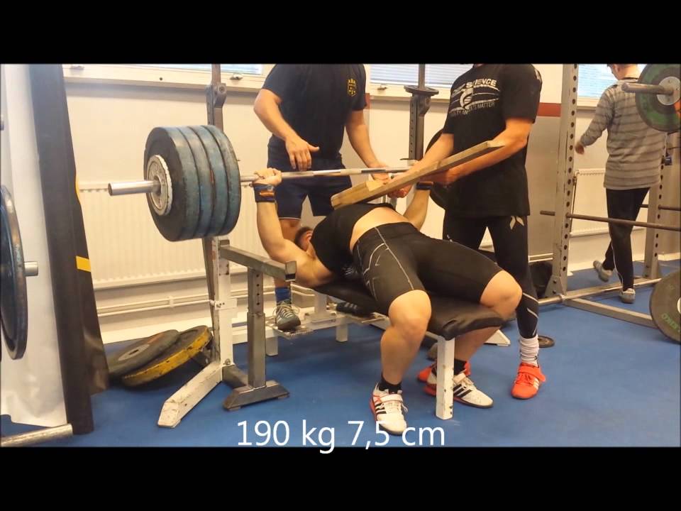 Bench press to block 200 kg (440 lbs) - YouTube