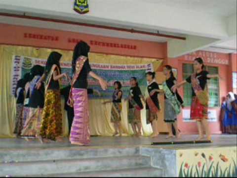 tarian sUmazau - YouTube