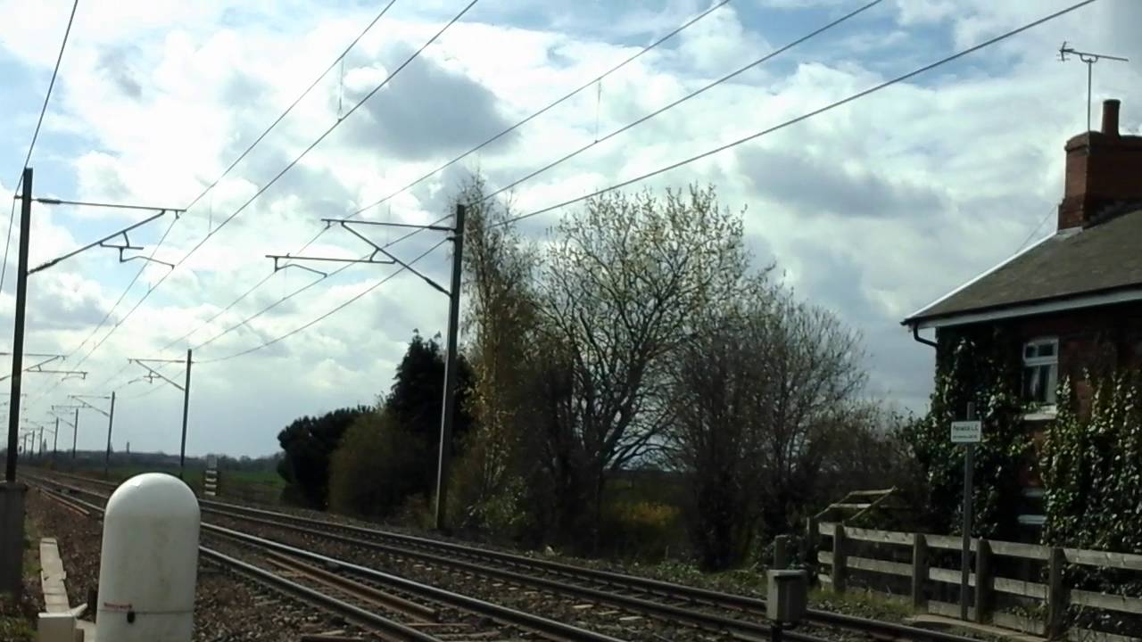 Fenwick level crossing in South Yorkshire - YouTube