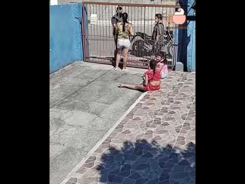 vídeo mostra 2 pessoas tentando sequestrar 2 crianças