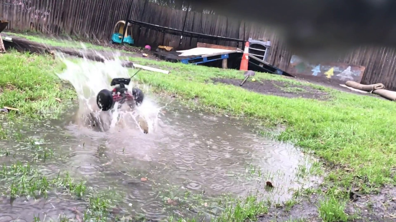 1/16 TRAXXAS REVO WITH CENTER DIFF IN THE RAIN - YouTube
