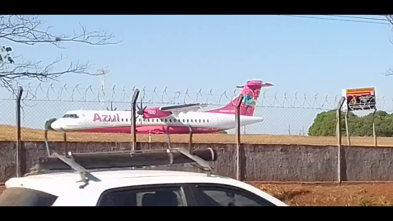 Decolagem do ATR-72 Azul Pink Ribbon Livery (PR-AKF) No Aeroporto de ...