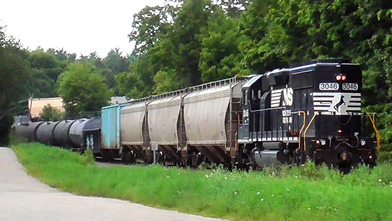 NYSW SU-99 with Norfolk Southern 3046 Pushing the Train - YouTube