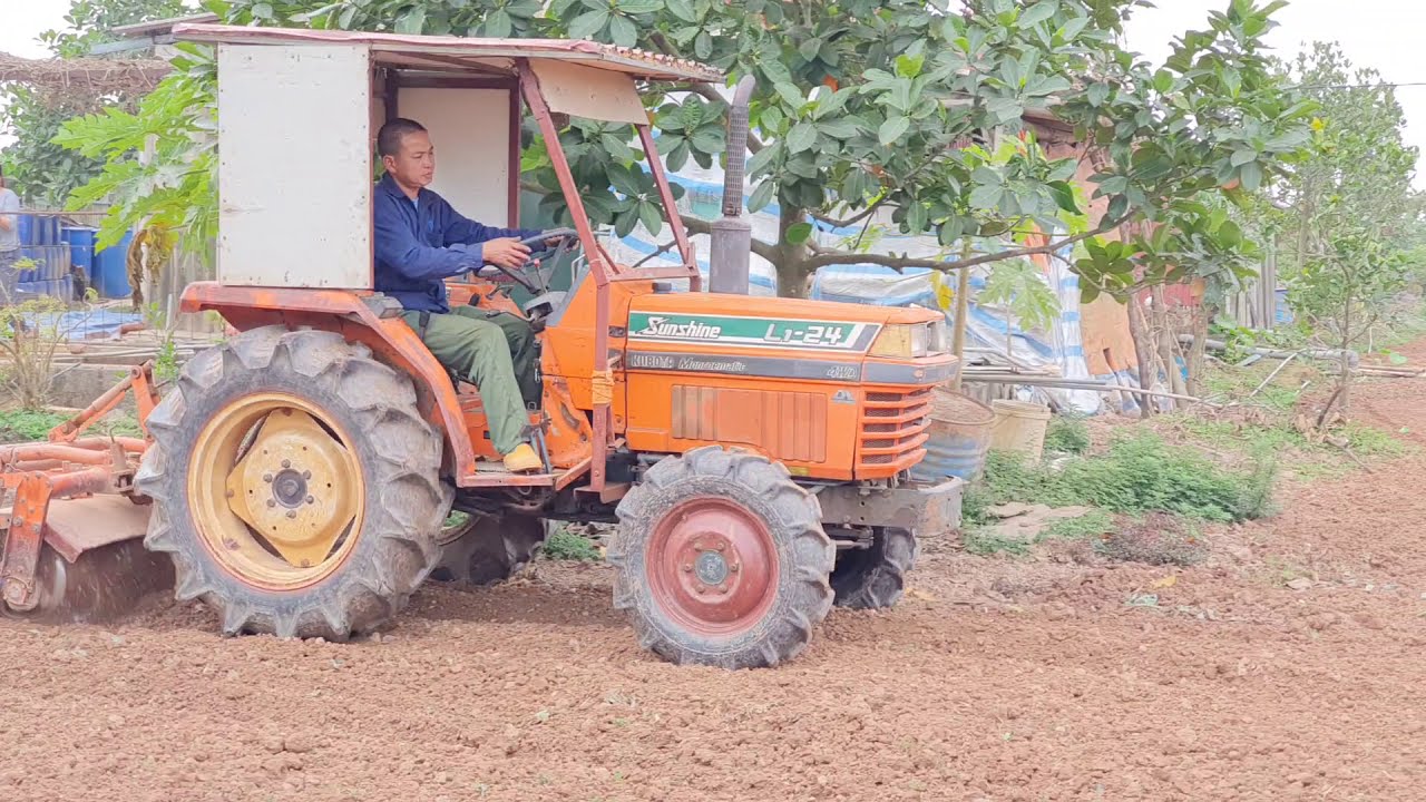 khet kee jutaee ka kaam karate krshi traiktar kubota | Agricultural ...
