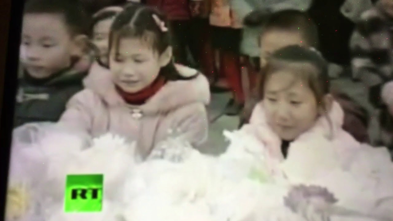 N.Korean kids crying over Kim Jong Il - YouTube