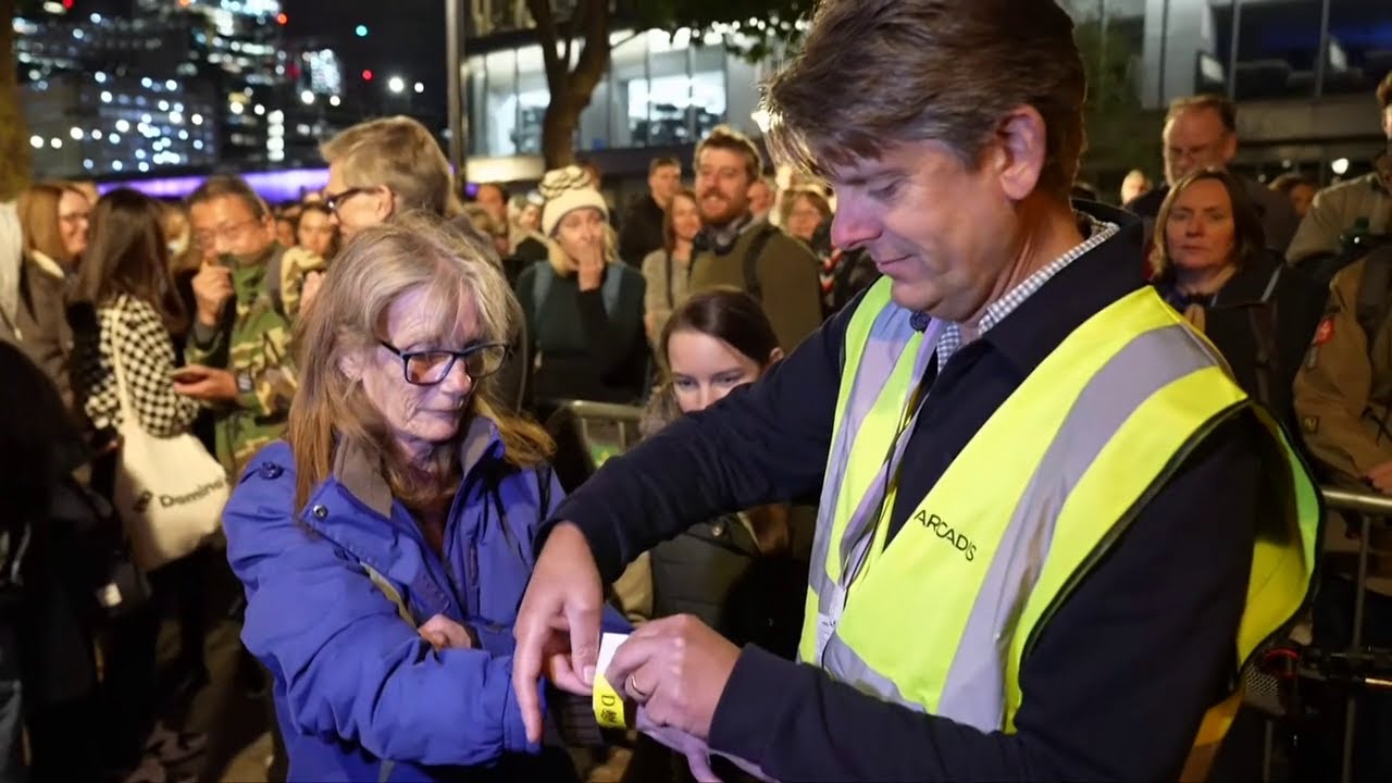 The moment the last people join the queue - YouTube