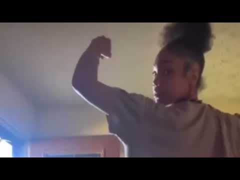 Dark skinned baddie twerking