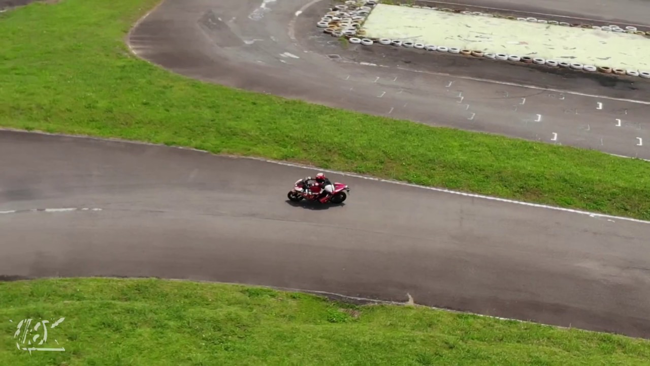 R3 vs MT07 in 極限賽車場空拍 - YouTube