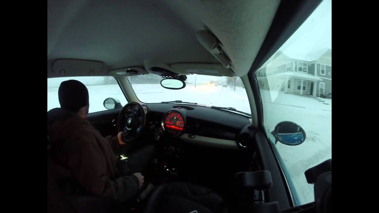 MINI Cooper S (R56): Suburban snow drifting - YouTube