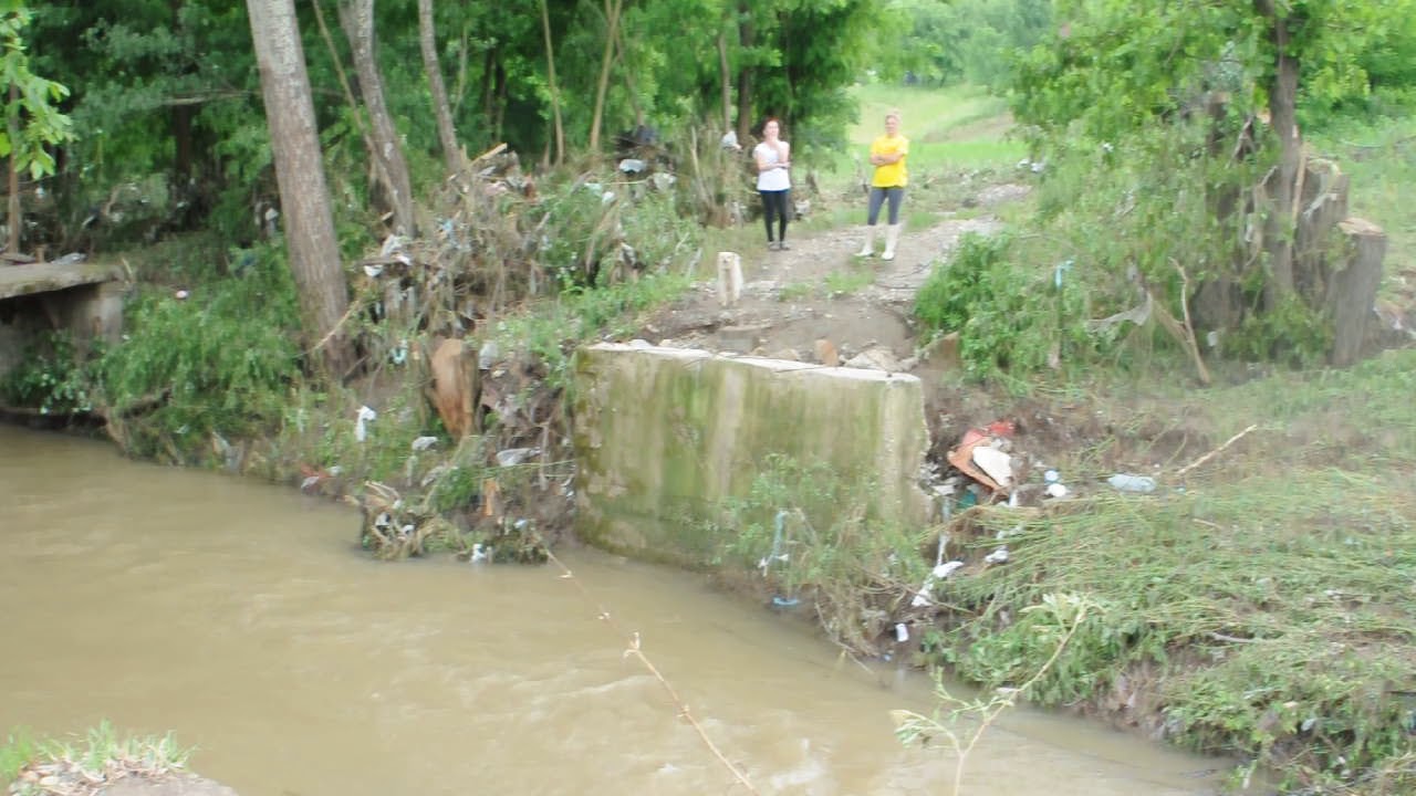 MUSINA REKA U VRDILIMA ODNELA MOST - YouTube