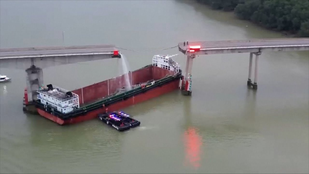 Bridge breaks after being hit by ship in south China's Guangdong - YouTube