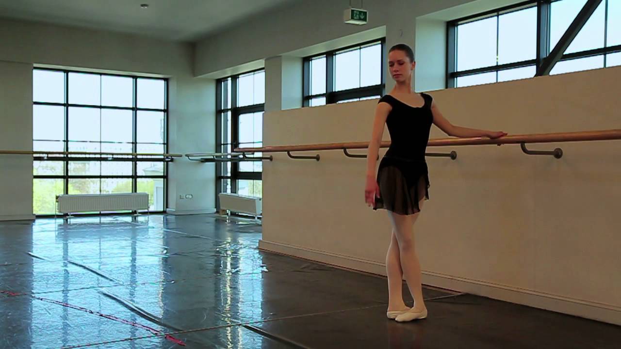 petit battement sur le cou-de-pied - YouTube