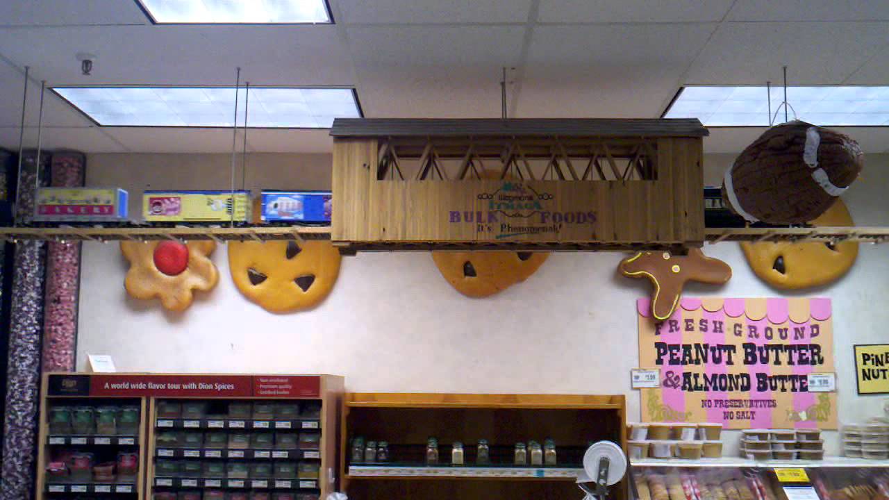 G scale trains at Wegmans in Ithaca - YouTube