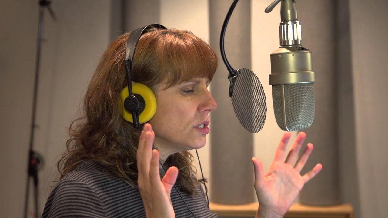 Chicago jazz singer Elaine Dame singing "I Want to Be Loved" - YouTube