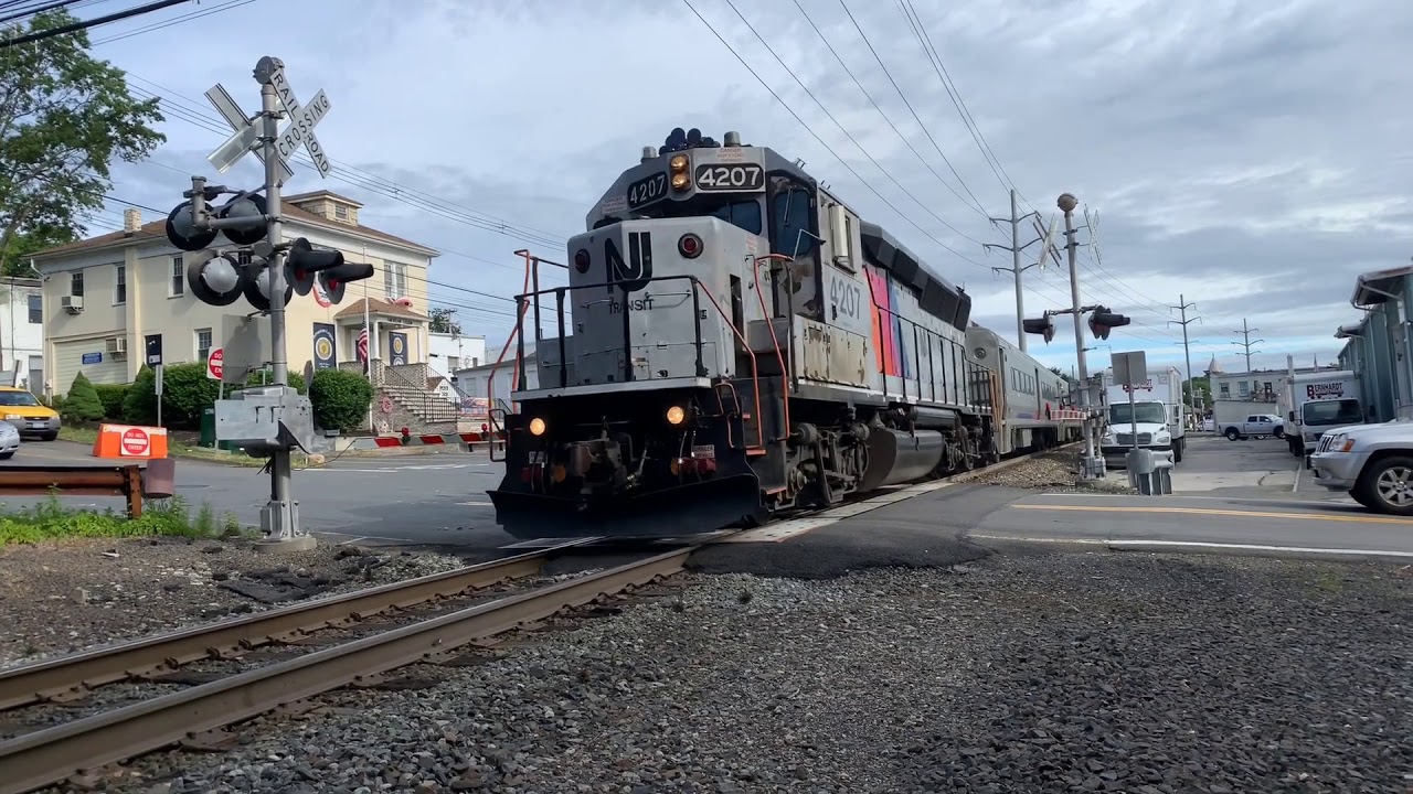 (PVL) Trains 9619 & 9622 Goes Across Washington Avenue in Pearl River ...