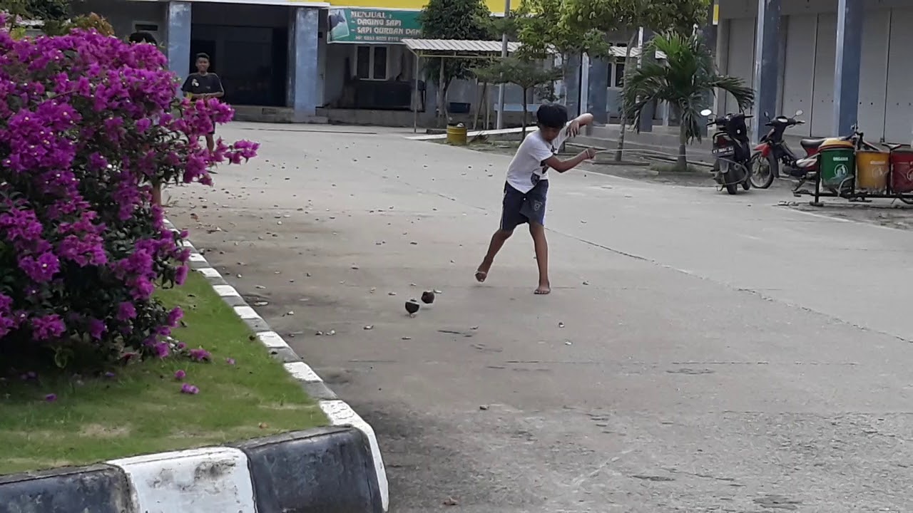 Permainan Gasing Anak Kutai Kartanegara - YouTube