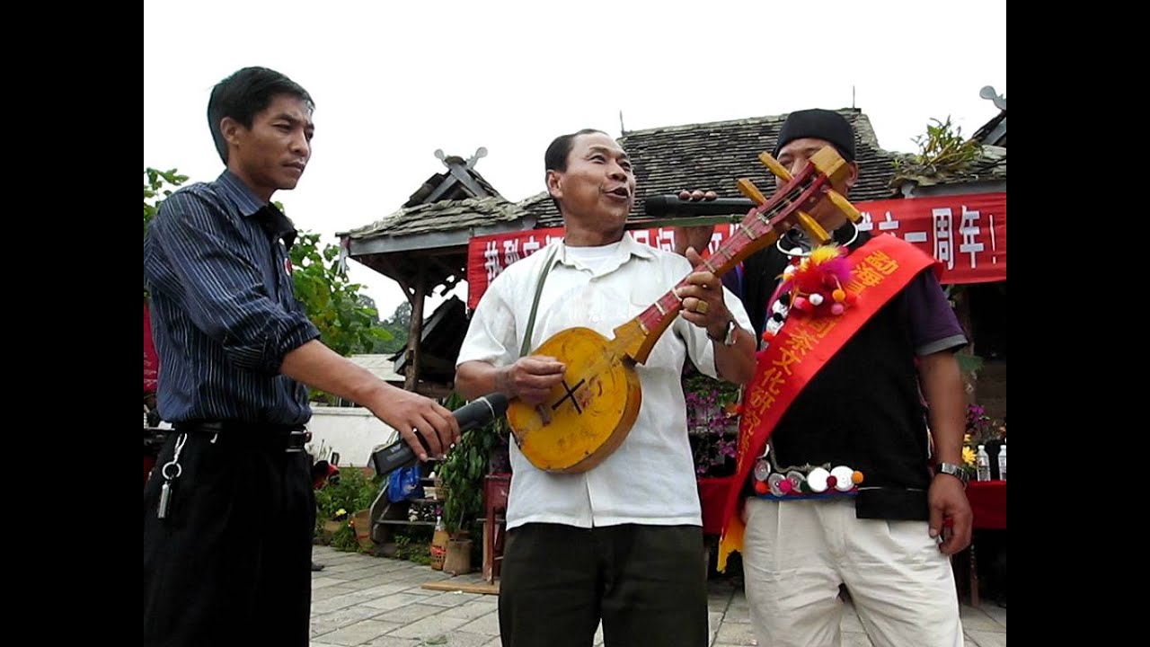 A Chinese man singing and playing banjo - YouTube
