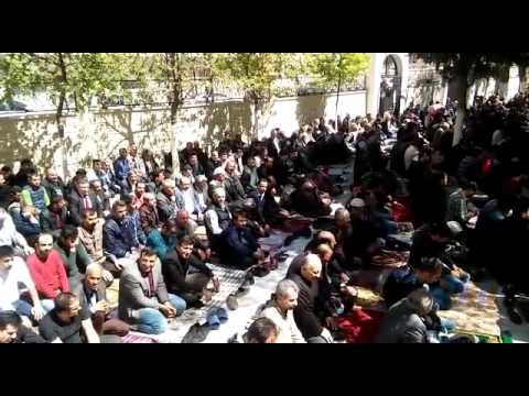 Cemaat sokakta namaz kılmak zorunda kaldı!