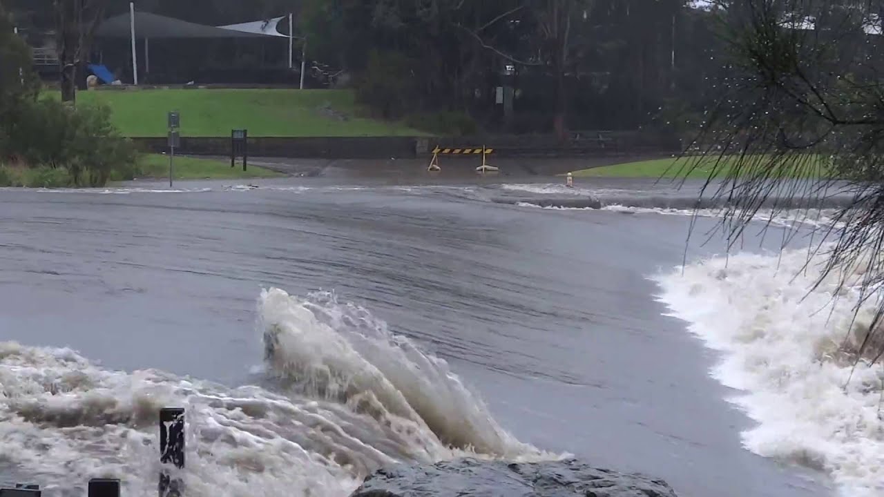 Sydney Storm 5th June 2016 - Lane Cove River Weir Overflowing - YouTube