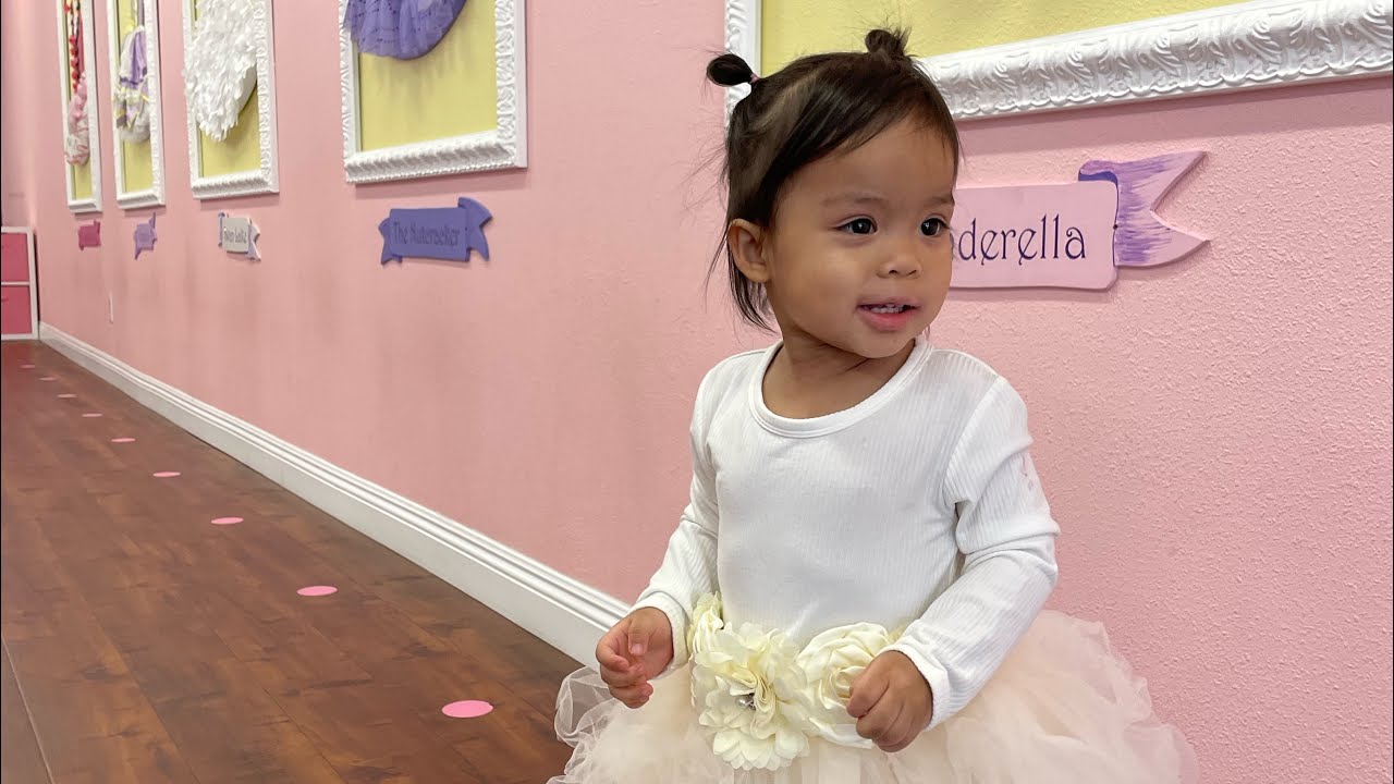 Avia’s first ballet class - YouTube