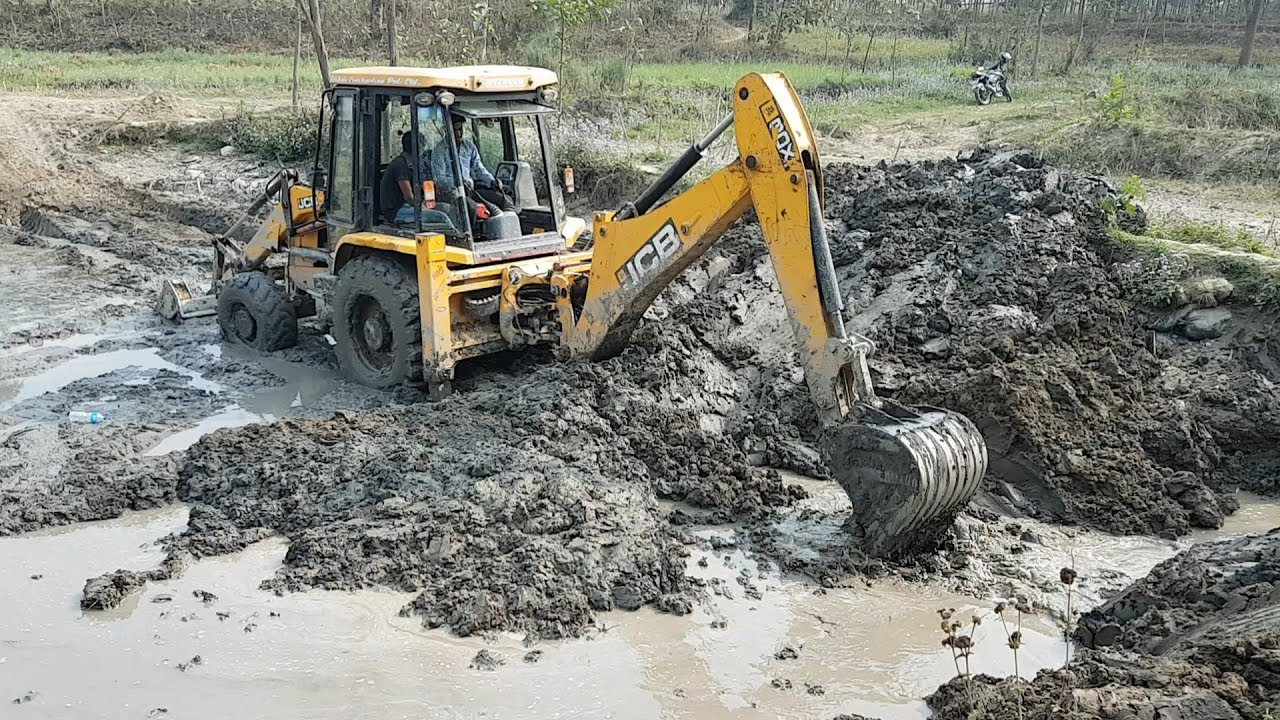 JCB Backhoe Driving in Pond by Skilled Backhoe Operator - JCB Stuck in ...