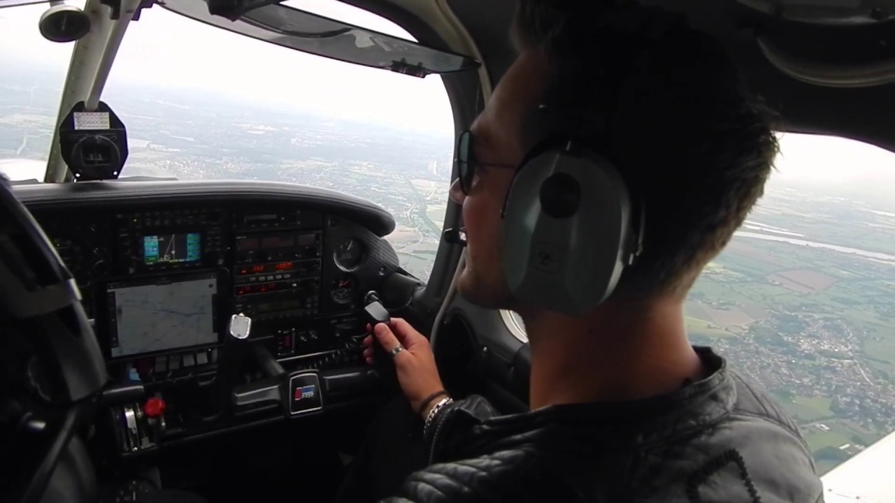 Einmal Pilot sein und ein Flugzeug selber fliegen mit mydays - YouTube