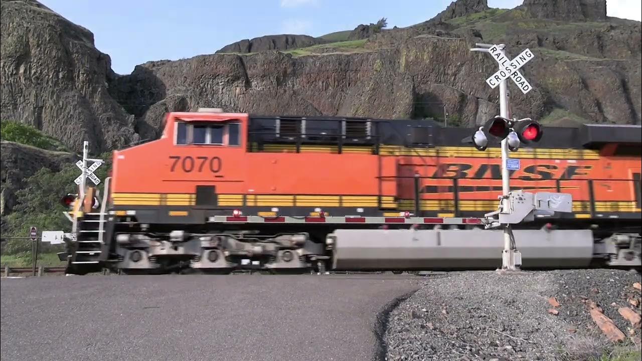BNSF 7070 West: DBSP RR Crossing, Lyle, WA - YouTube