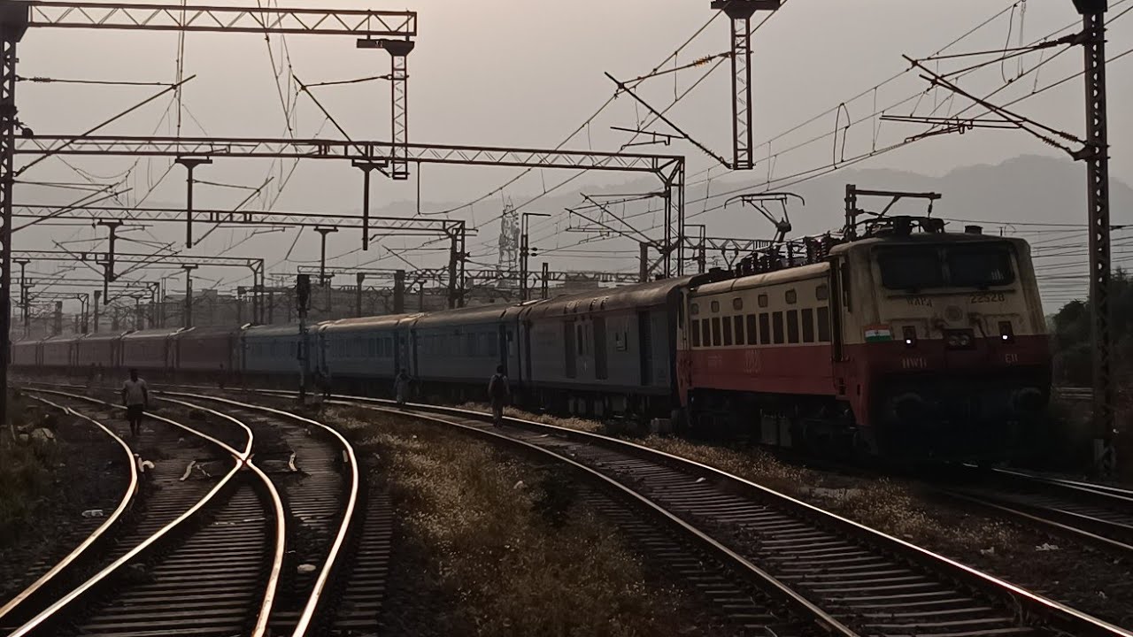 Mega Offlink Howrah Wap 4 ICF Rajdhani Livery Hauls LTT ...