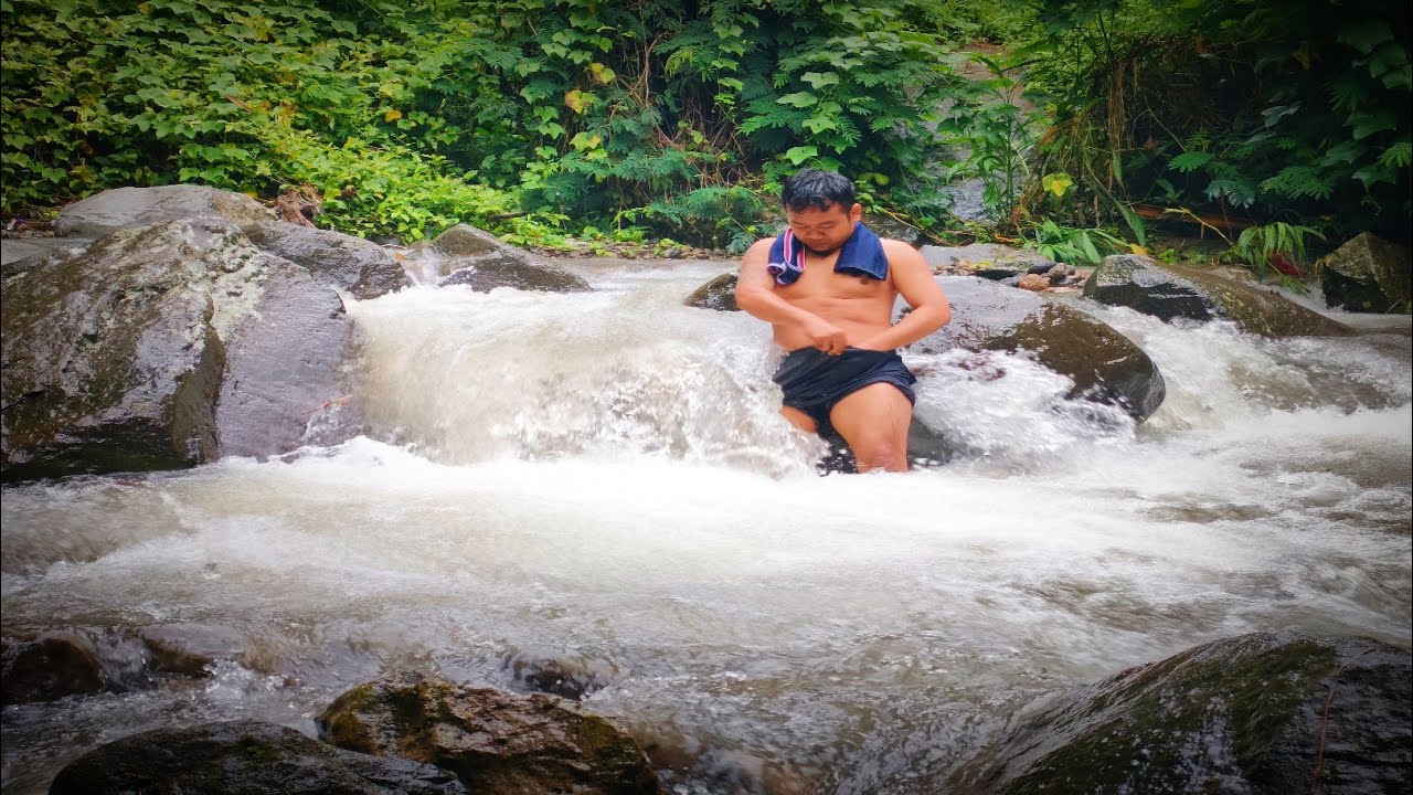 MAS BAKWAN BATHING IN A VERY RIGHT RIVER - YouTube