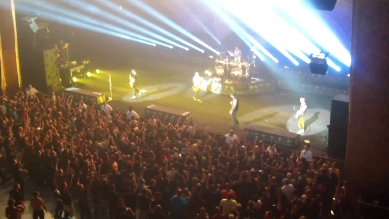 M Shadows Breaks Up a Fight then plays Almost Easy live. Avenged ...
