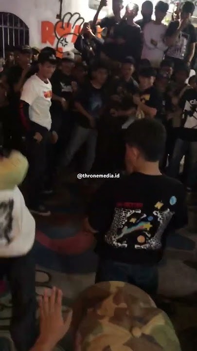 1 2 3 gooooo #mosh #moshing #moshpit #crowd #twostep #shorts #chaos #pogo #shorts #gigs # ...