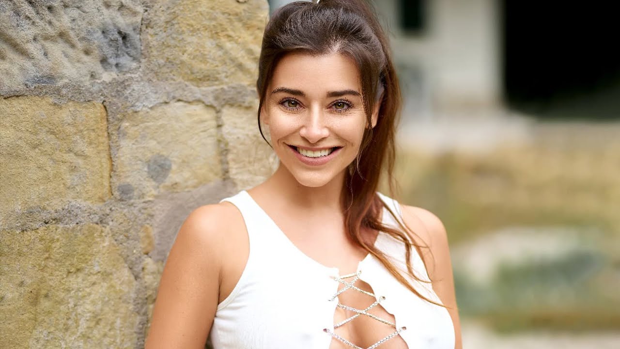 Latest Curvy Model Estephania | Biography | Wiki | Age | Height ...