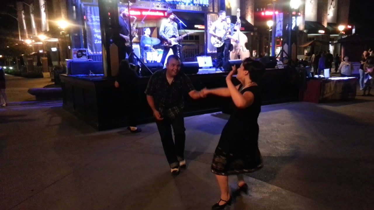 Downtown disney awesome couple dancing 50s music - YouTube