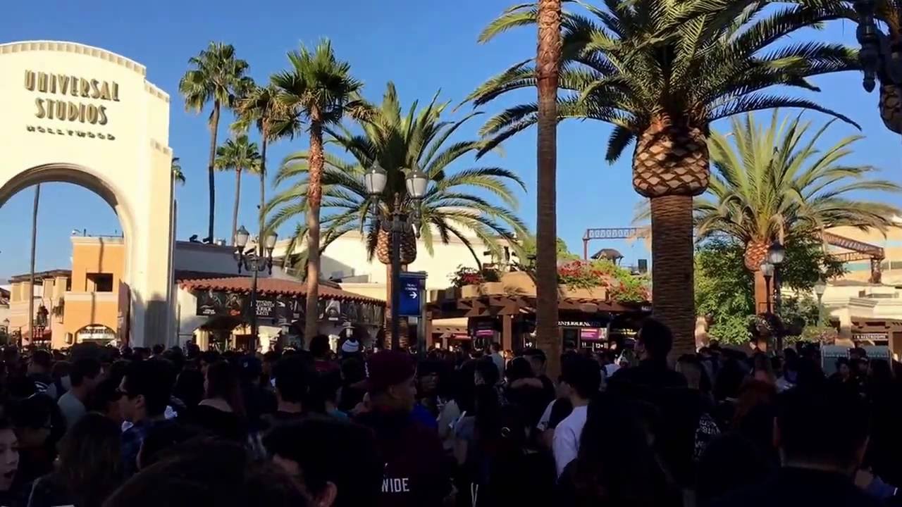 Halloween Horror Nights - Front Gate : Opening Night - YouTube