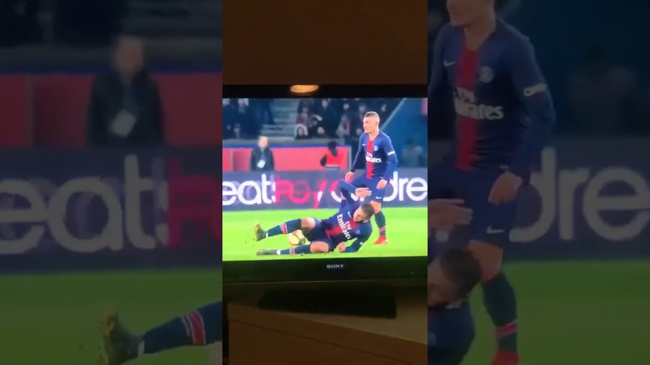 Kylian Mbappe embarrasses himself with shocking dive during PSG win ...