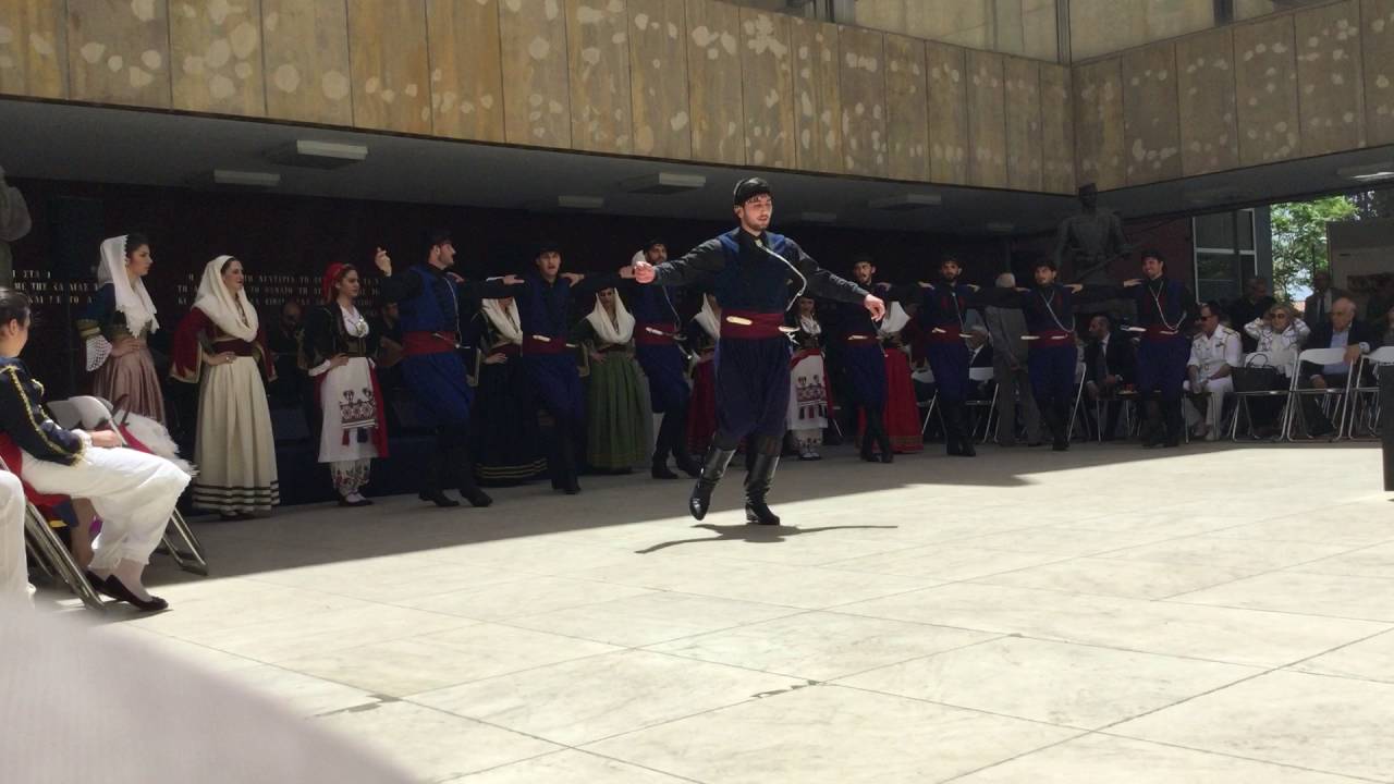 Οι Κρητες χορεύουν πεντοζάλη στο Πολεμικό Μουσείο - YouTube