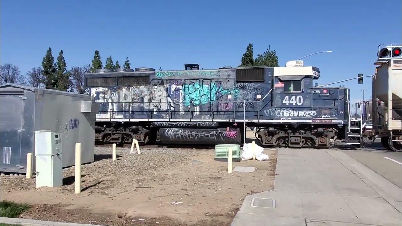 SJVR 440 Clovis local passing Peach Ave Fresno ca - YouTube