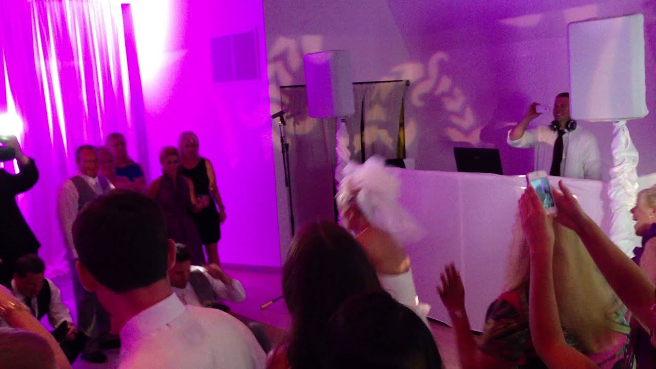 Bride Dancing to Shoop - YouTube