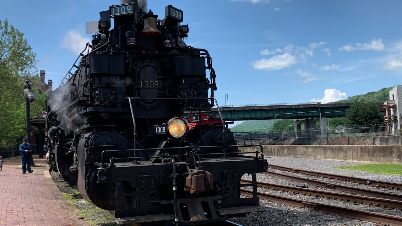 WMSR Steam Engine 1309 Pulls Into Western MD Station - LOTS of Hissing ...