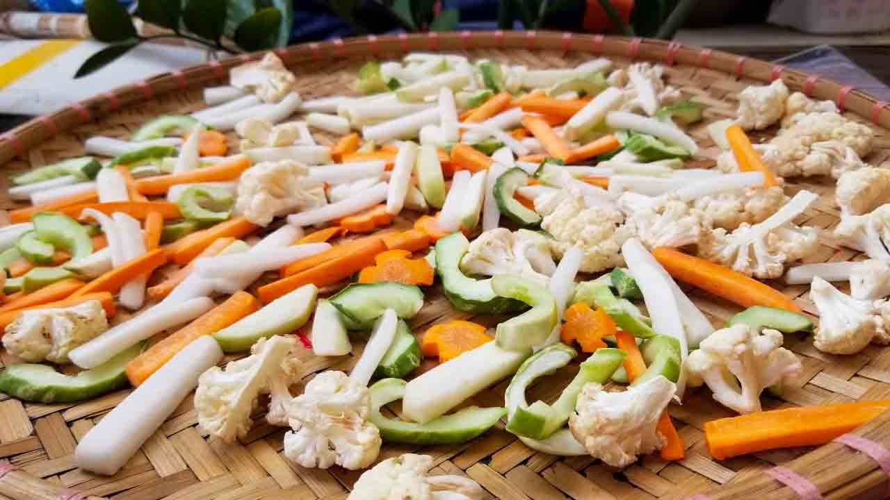 DƯA MÓN - Cách làm DƯA MÓN ngon KHÔNG CẦN PHƠI NẮNG ăn giòn lắm - YouTube