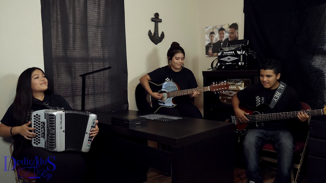 Dedicados al Rey | Un dia a la vez acoustico - YouTube