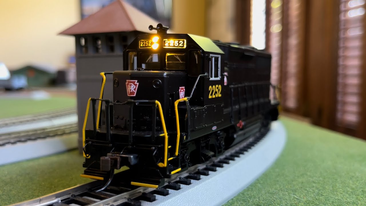 HO Review: BACHMANN GP35 w/ DCC & TCS WOW SOUND! - YouTube